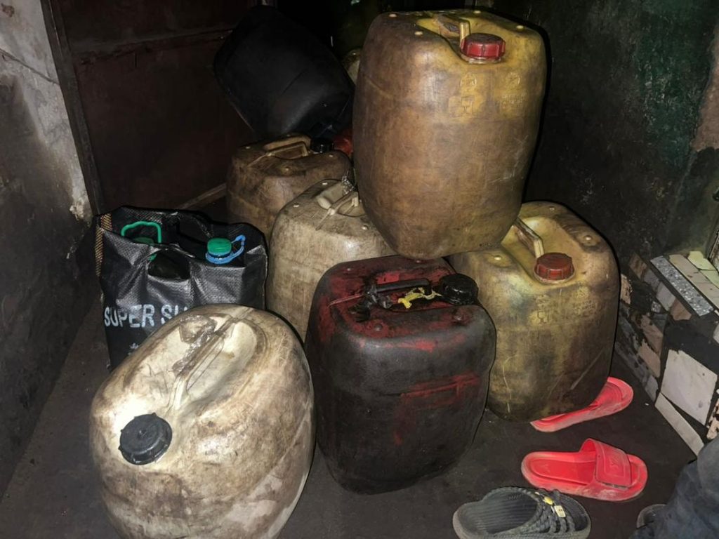 Le Cameroun craque contre le carburant adulté : plus de 1000 litres saisis dans l’opération de ...